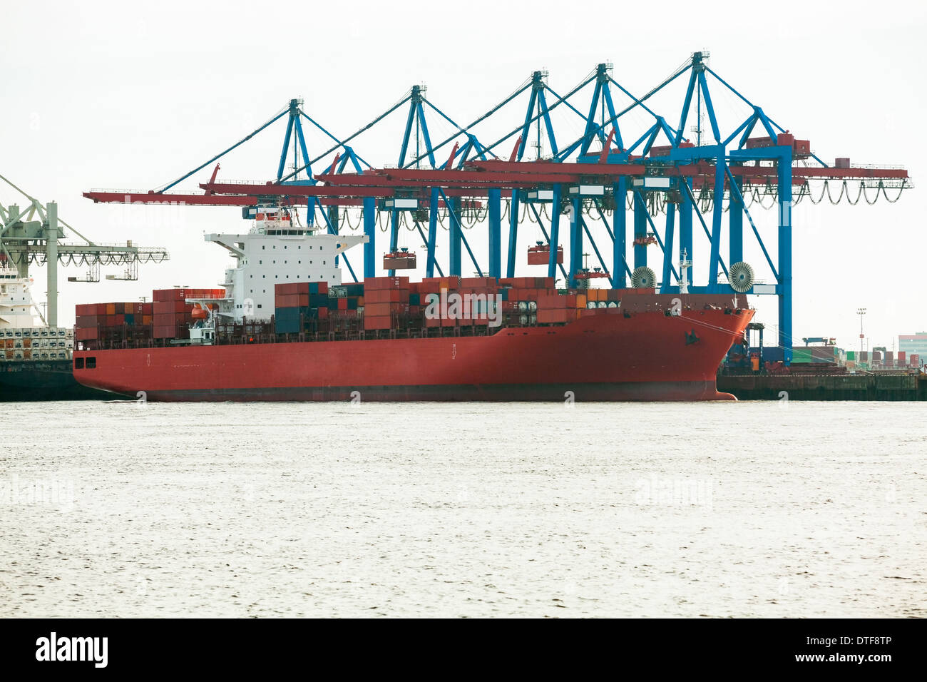 Container ship offloading hi-res stock photography and images - Alamy