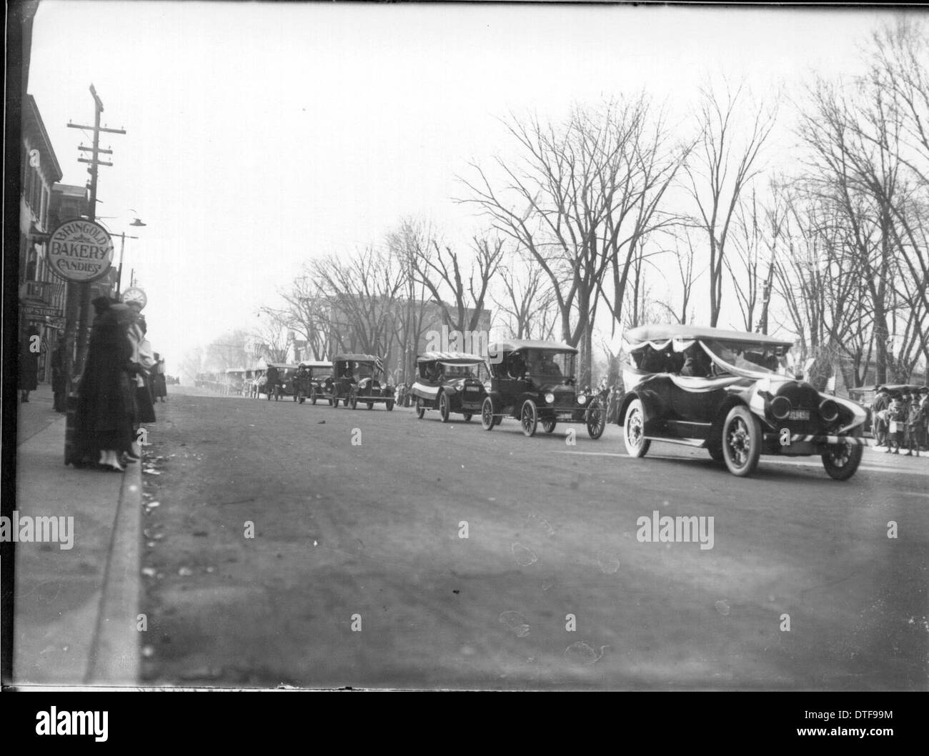 The 1918 Armistice Day Parade in Oxford featured decorated cars as part ...