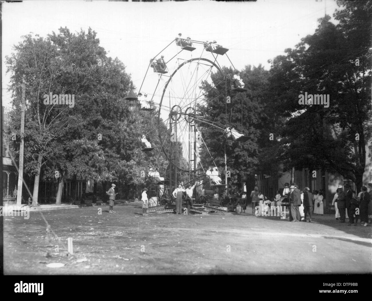 This historical photograph from 1914 shows the Ferris wheel at Oxford ...