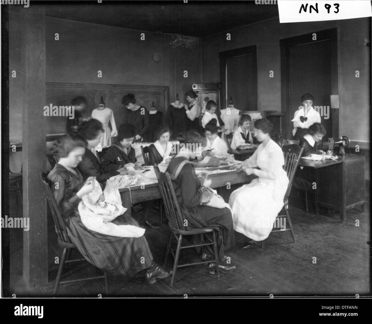 Home economics class sewing hi-res stock photography and images - Alamy