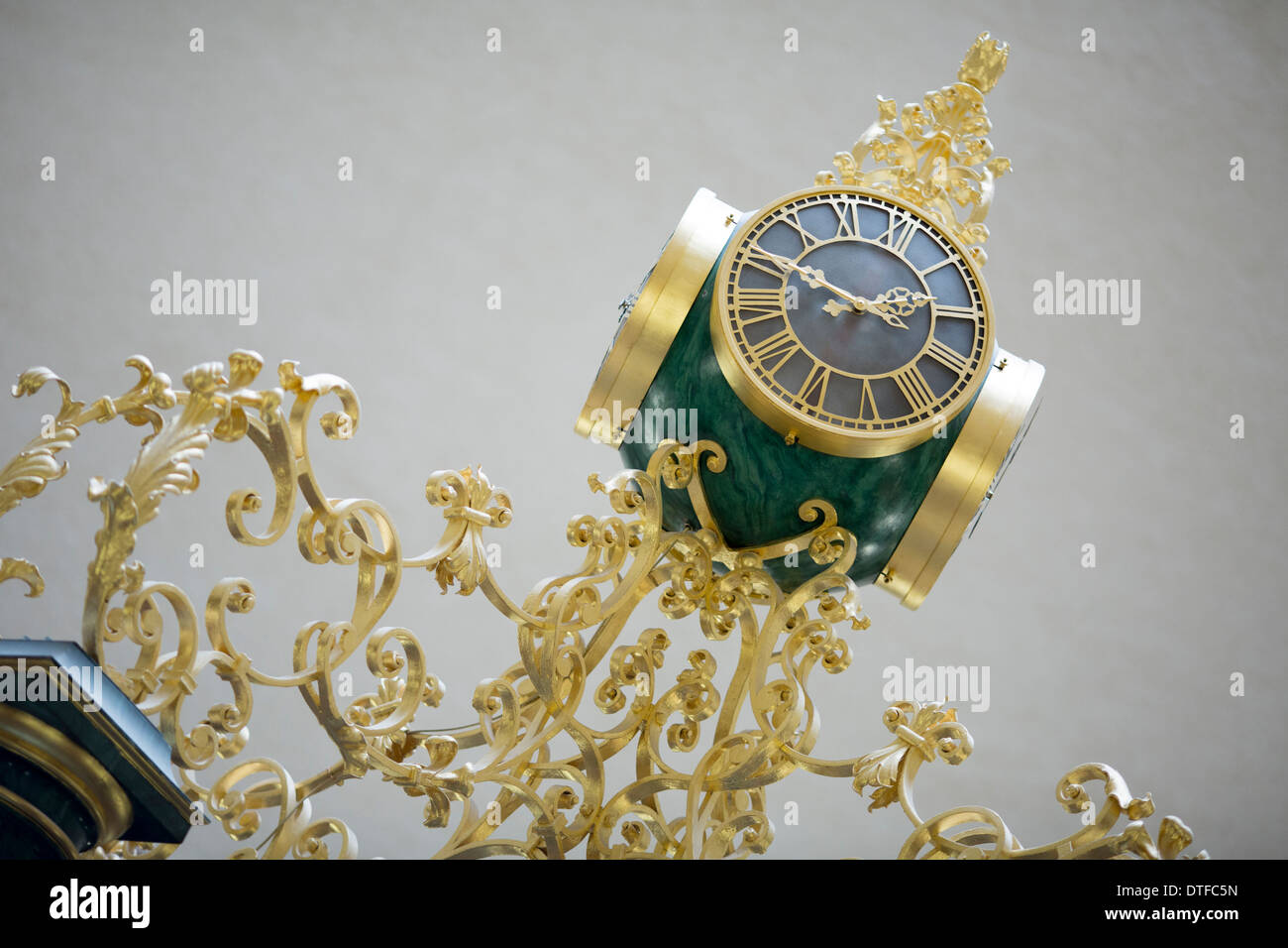 Green and gold clock hi-res stock photography and images - Alamy