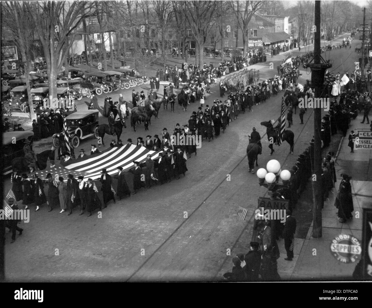 Women participate in the Armistice Day Parade in Oxford in 1918 ...