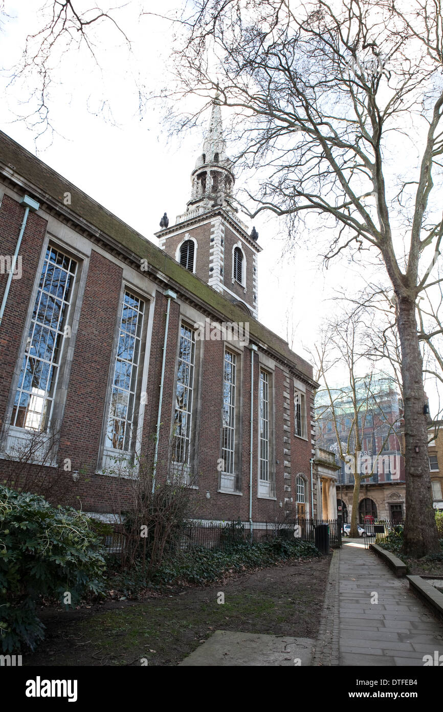 St Mary's Church, side footpath and windows, Upper Street, Islington ...