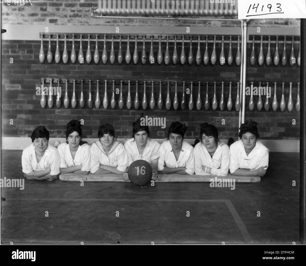 Vintage basketball players Black and White Stock Photos & Images - Alamy