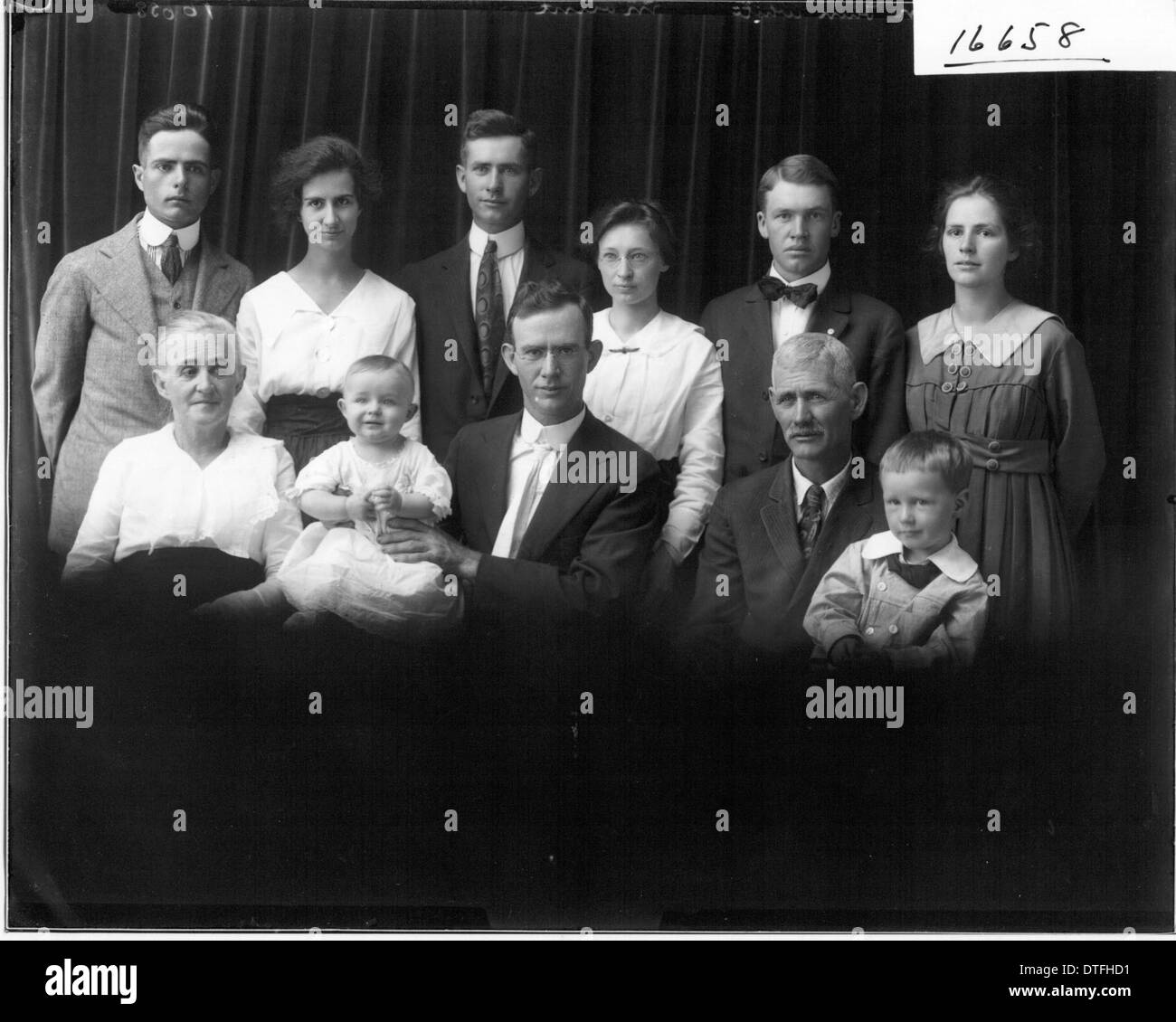 Group portrait of the John Stout Family 1917 Stock Photo - Alamy