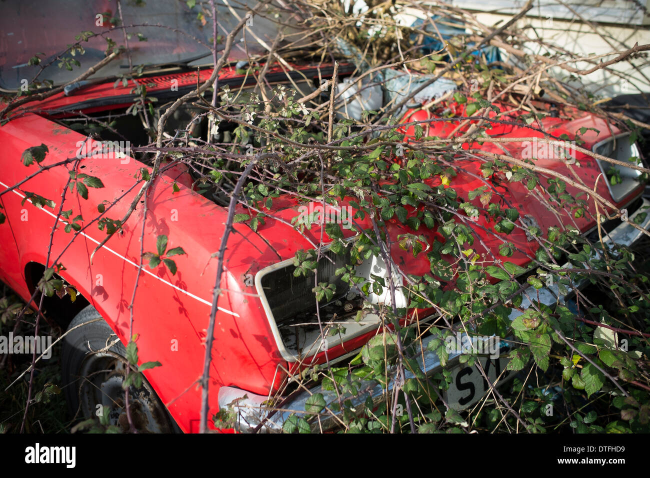 Ruin vehicle hi-res stock photography and images - Alamy