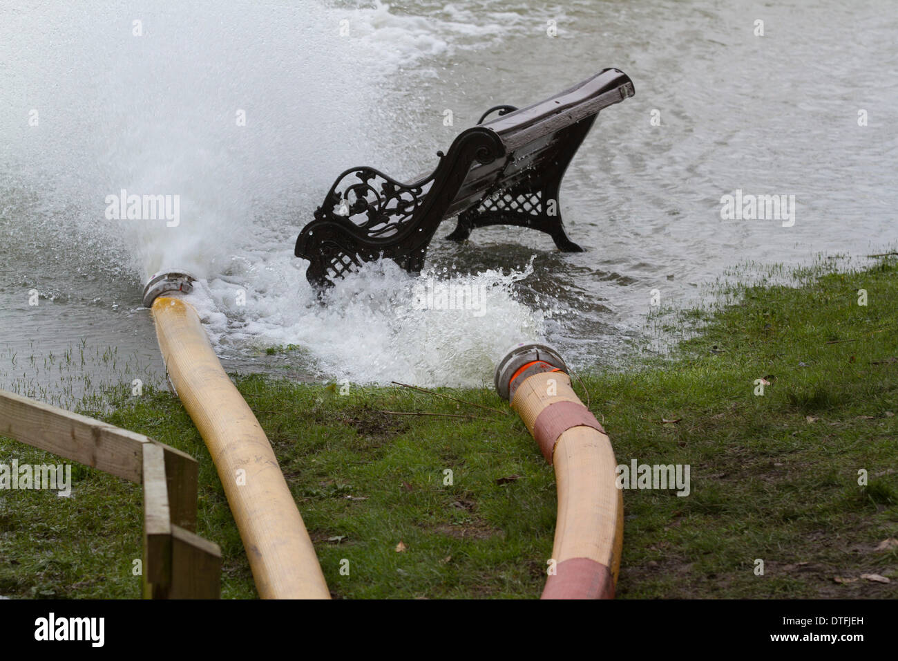 Clean up operation of the thames hi-res stock photography and images ...