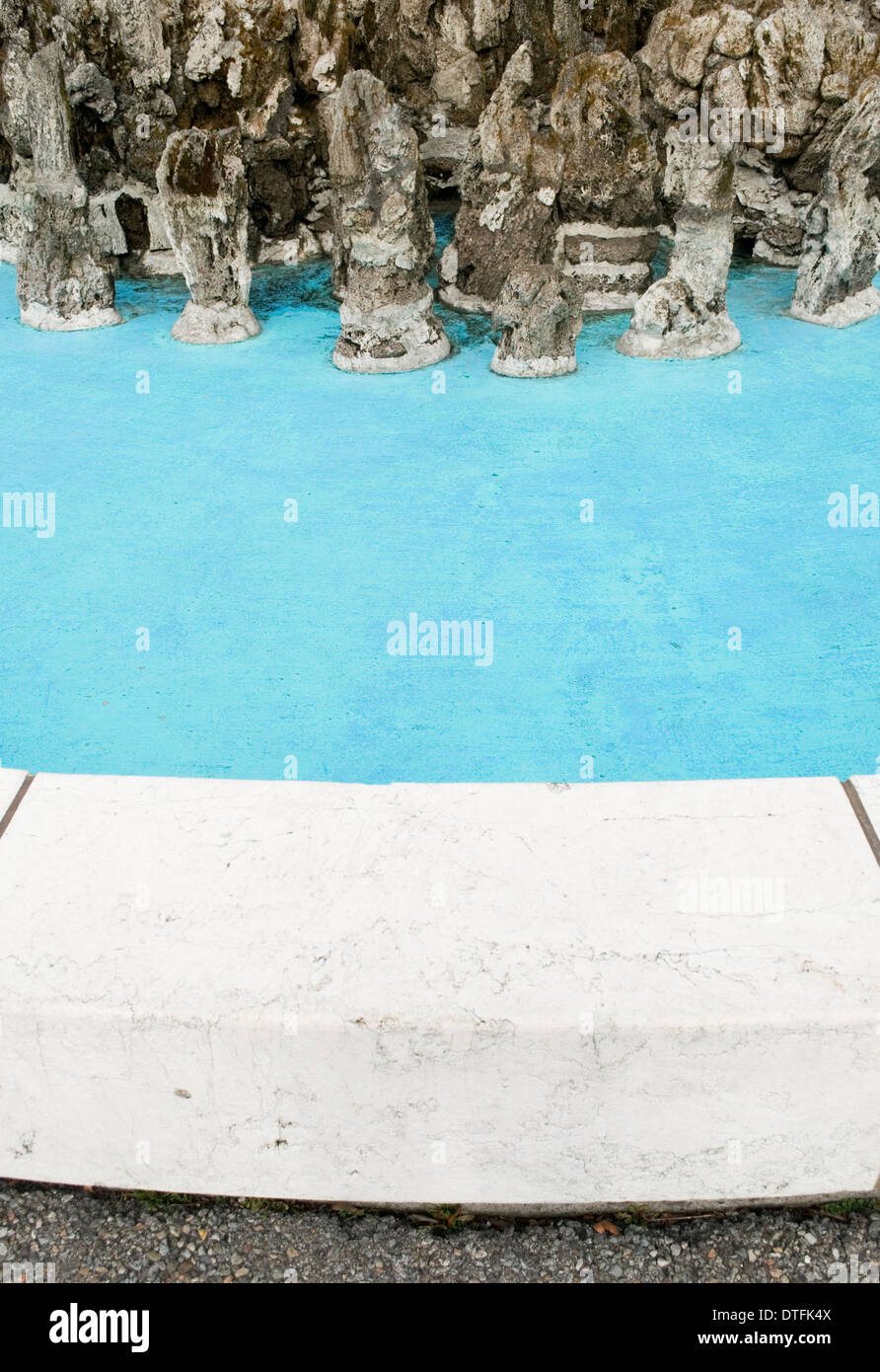 Waterless fountain hi-res stock photography and images - Alamy