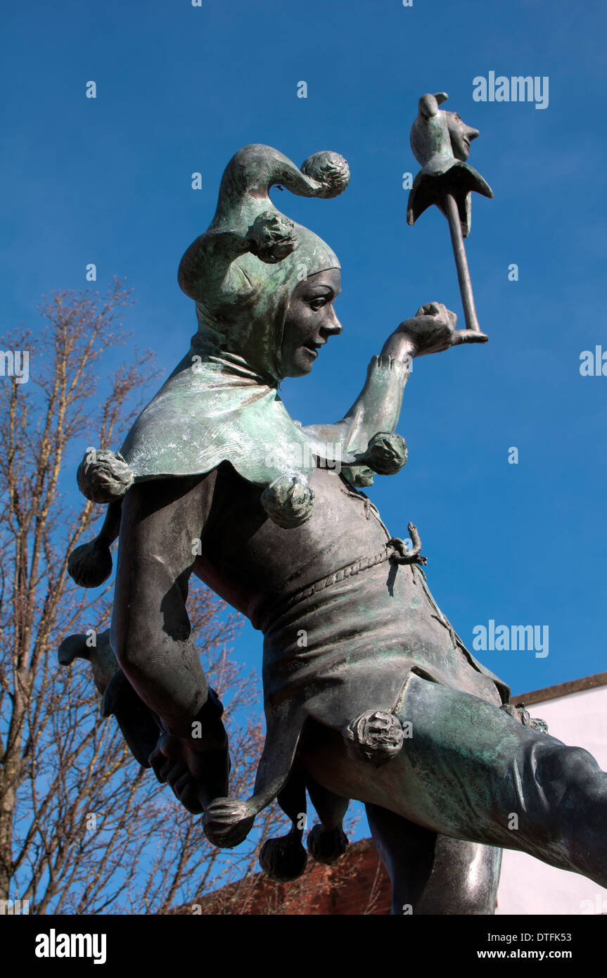 Jester statue in Henley Street, Stratford-upon-Avon, UK Stock Photo - Alamy