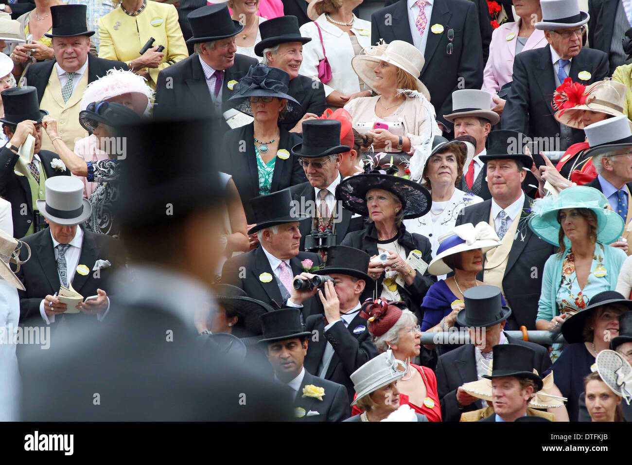 Ascot, United Kingdom, elegantly dressed people on the racecourse Stock ...