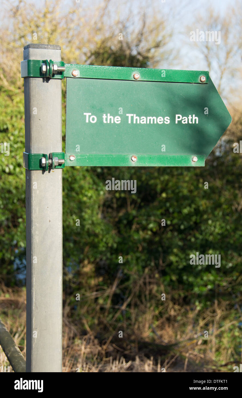 Thames Path sign. Oxfordshire, UK Stock Photo - Alamy