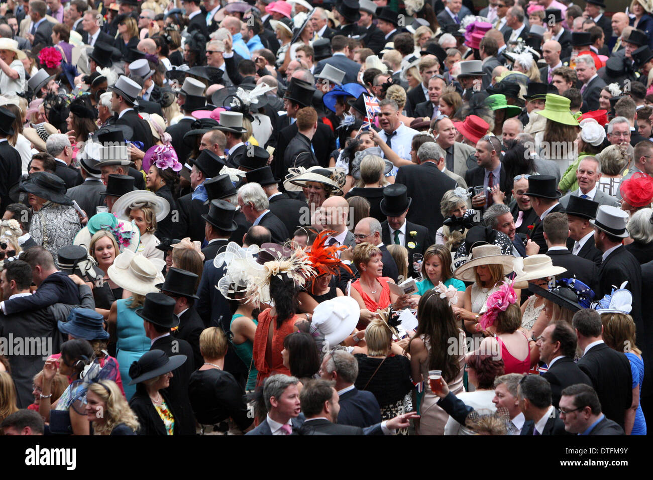 Ascot, United Kingdom, elegantly dressed people on the racecourse Stock ...