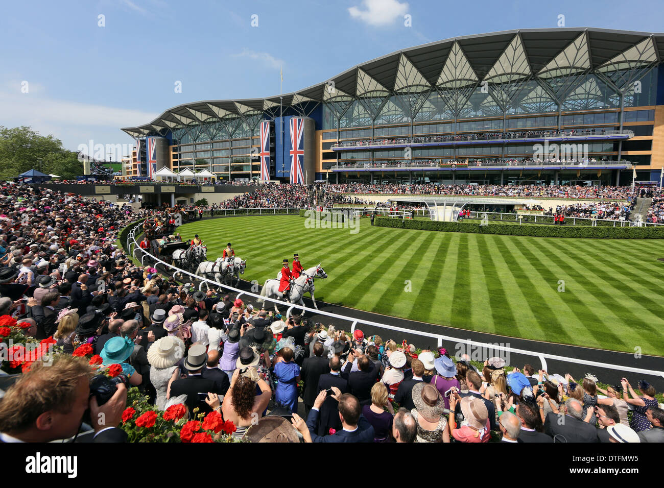Ascot racecourse grandstand hi-res stock photography and images - Alamy