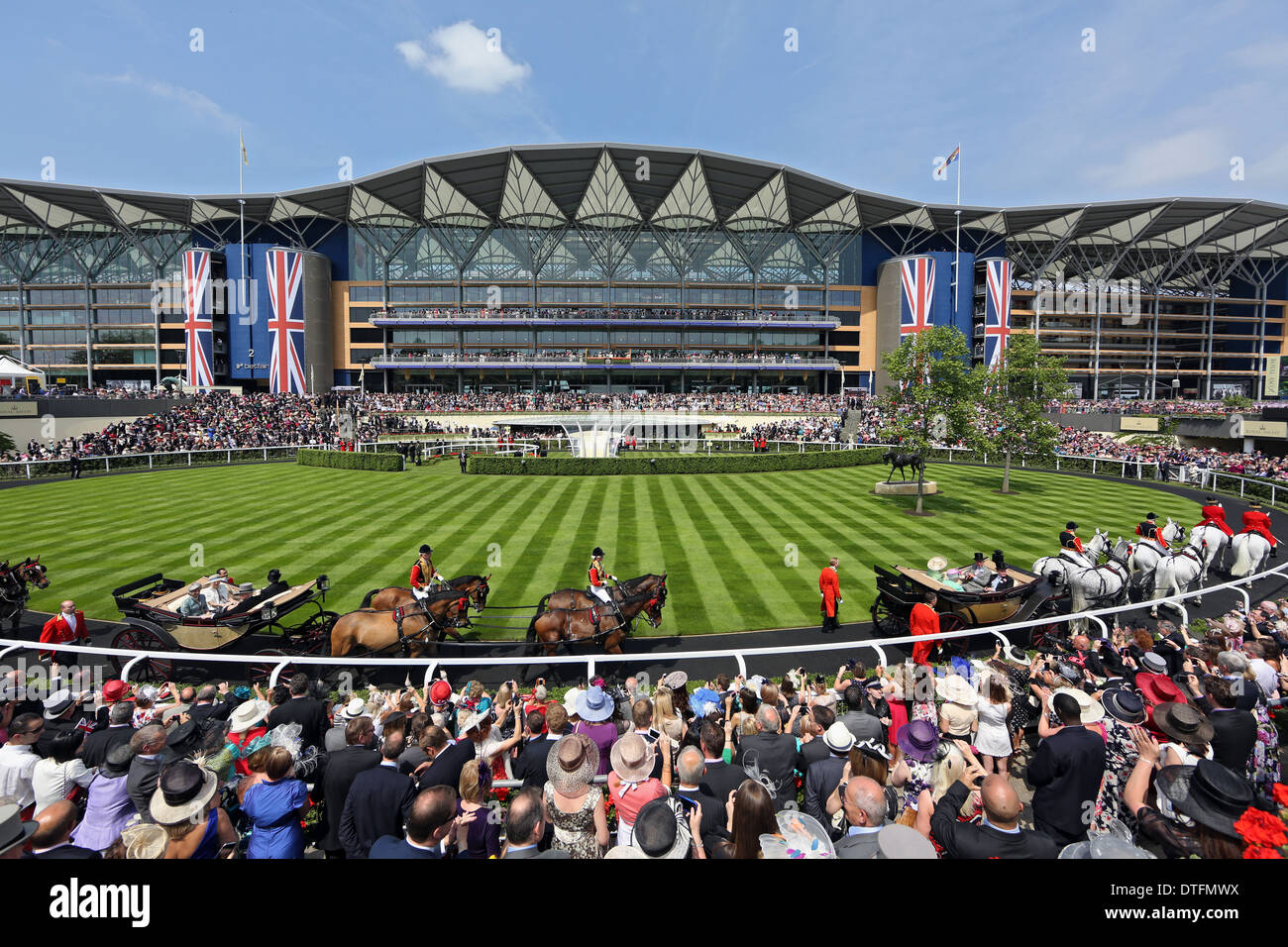 Ascot racecourse grandstand hi-res stock photography and images - Alamy