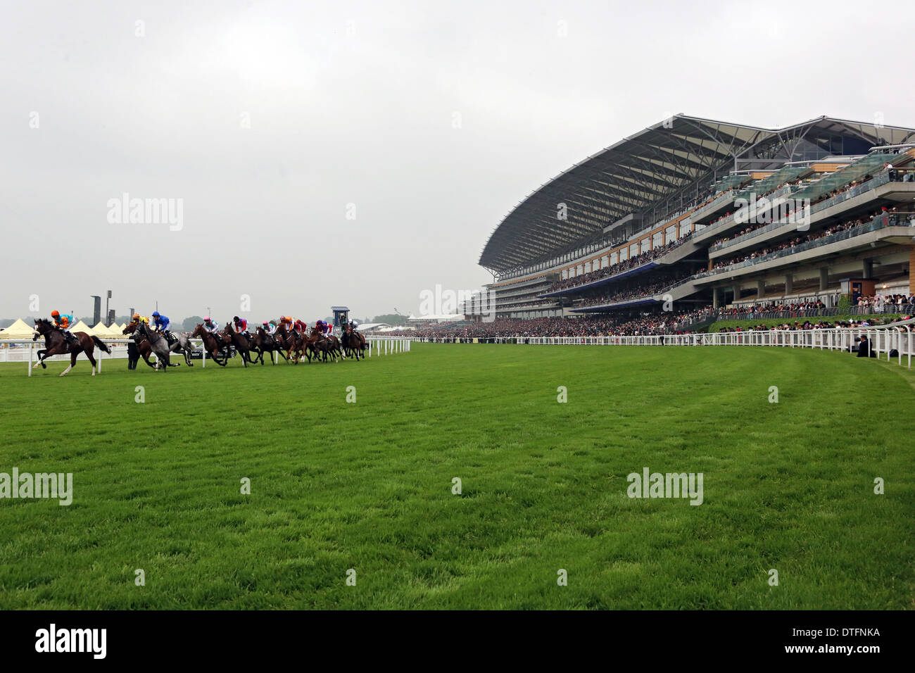 Ascot racecourse buildings hi-res stock photography and images - Alamy