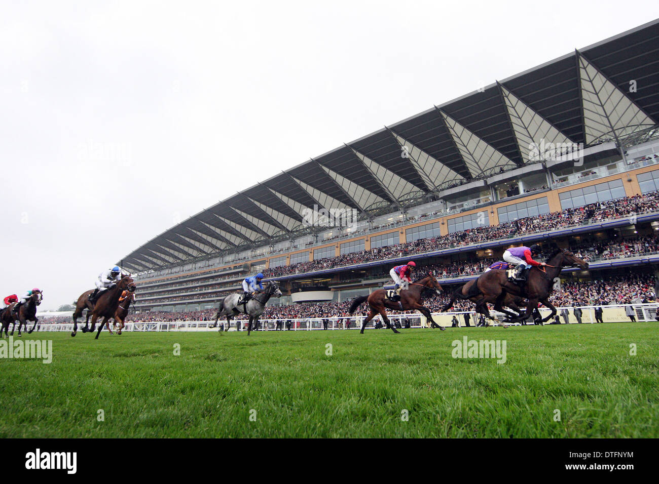 Outside ascot racecourse hi-res stock photography and images - Alamy