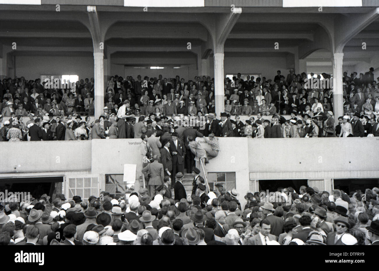 Crowded grandstand hi-res stock photography and images - Alamy