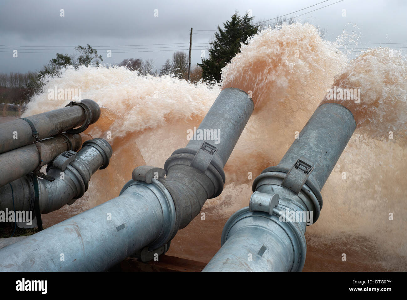 Pumping water from the flooded Somerset levels using emergency pumps ...