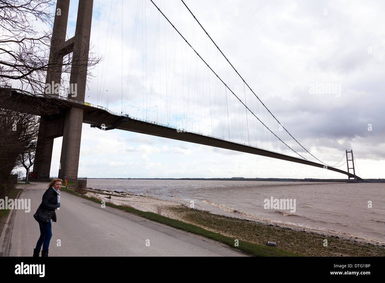 Uk gb humber bridge and river construction architecture hi-res stock ...