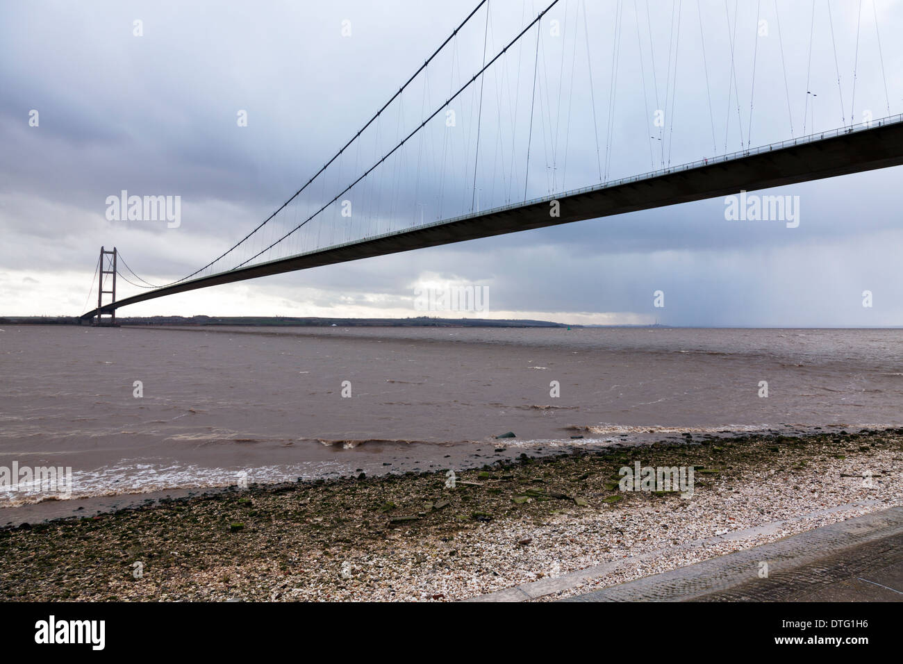 Uk gb humber bridge river hull span spanning side view hi-res stock ...