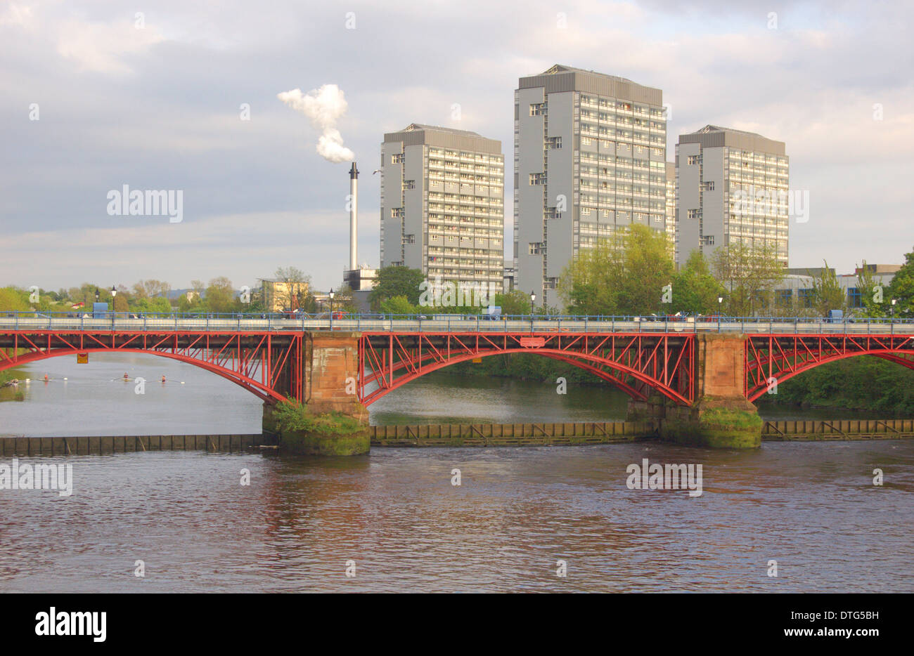Tidal weir on the River Clyde at high rise flats in the Gorbals in ...