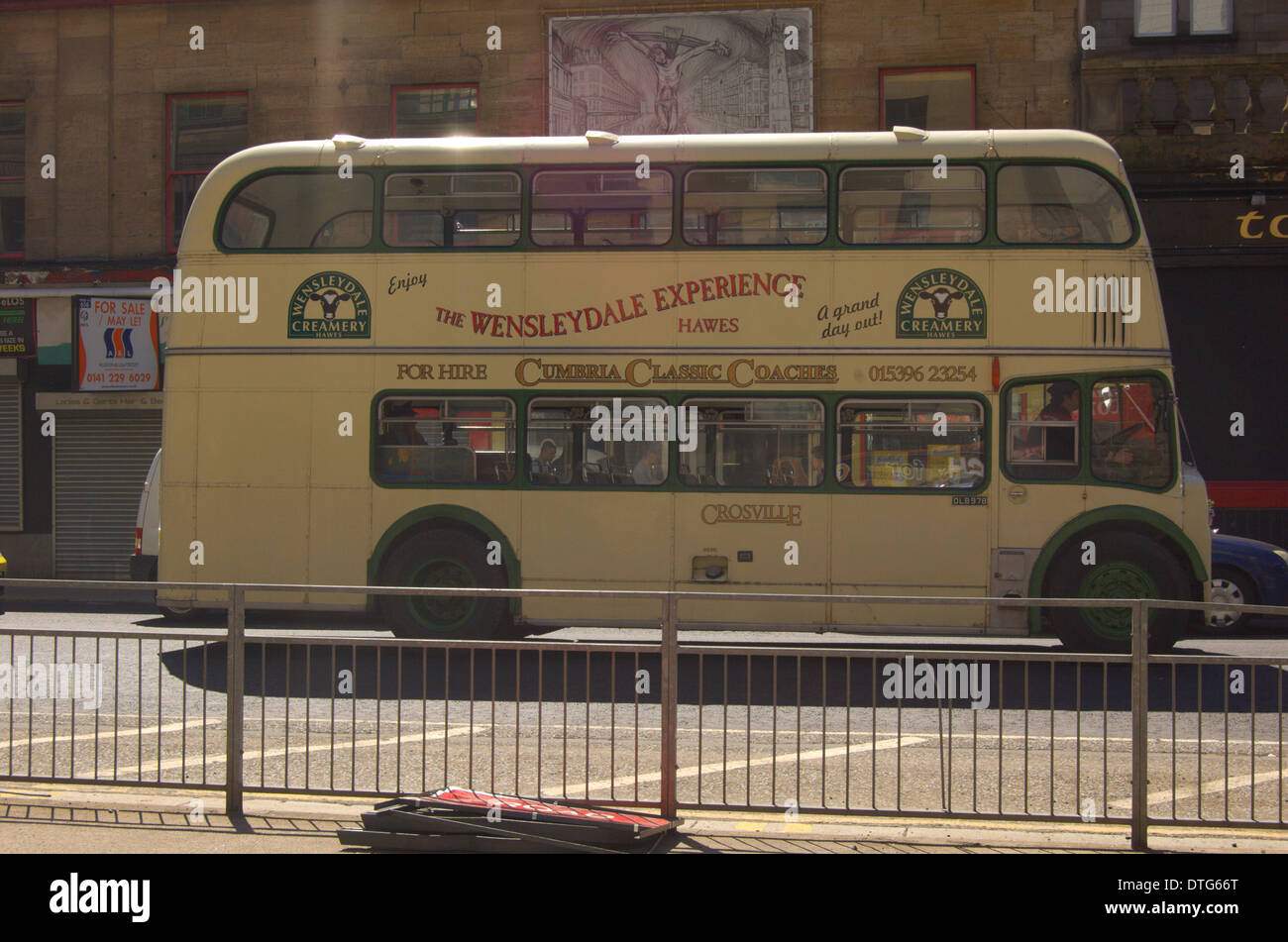 Old fashioned bus hi-res stock photography and images - Alamy