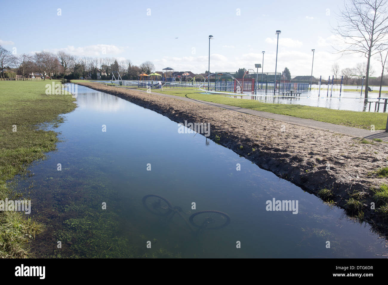 Winter flooding River Thames Stock Photo - Alamy