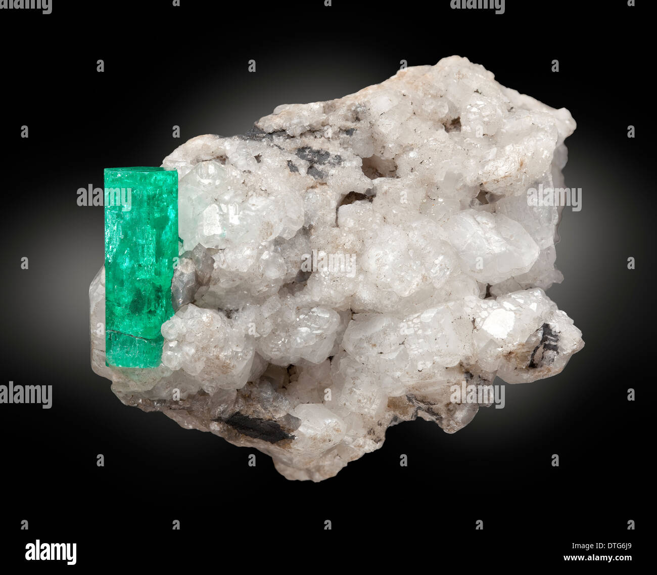 Emerald gem hi-res stock photography and images - Alamy