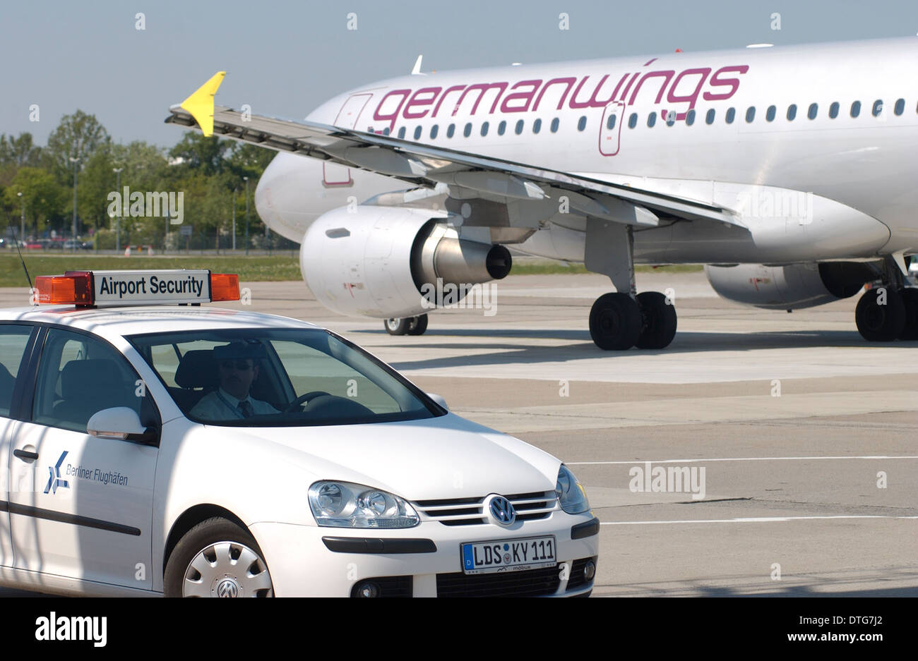 Airport security vehicle hi-res stock photography and images - Alamy