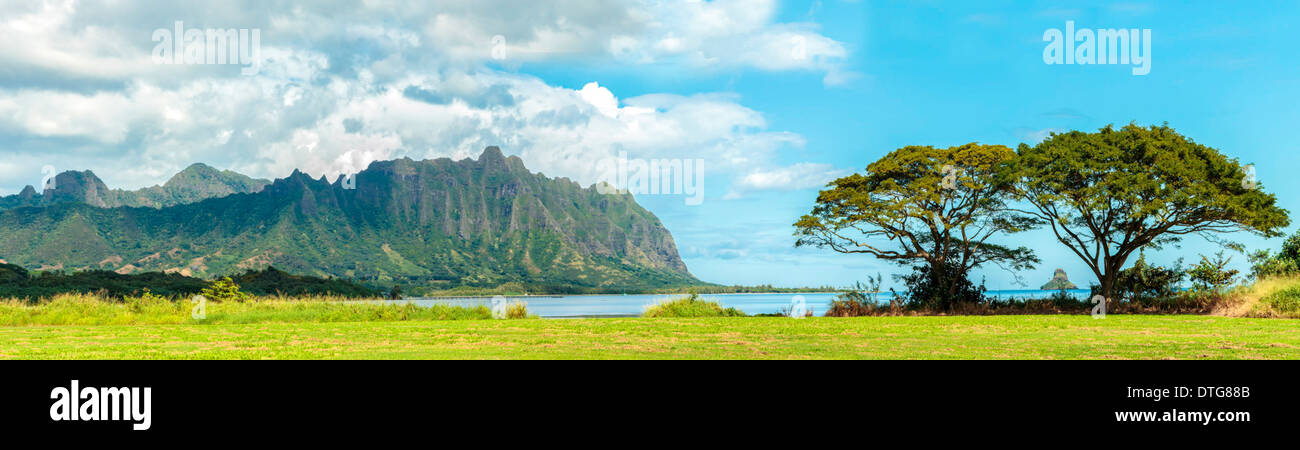 The Koolau mountains viewed across Kaneohe Bay on Windward Oahu, Hawaii ...