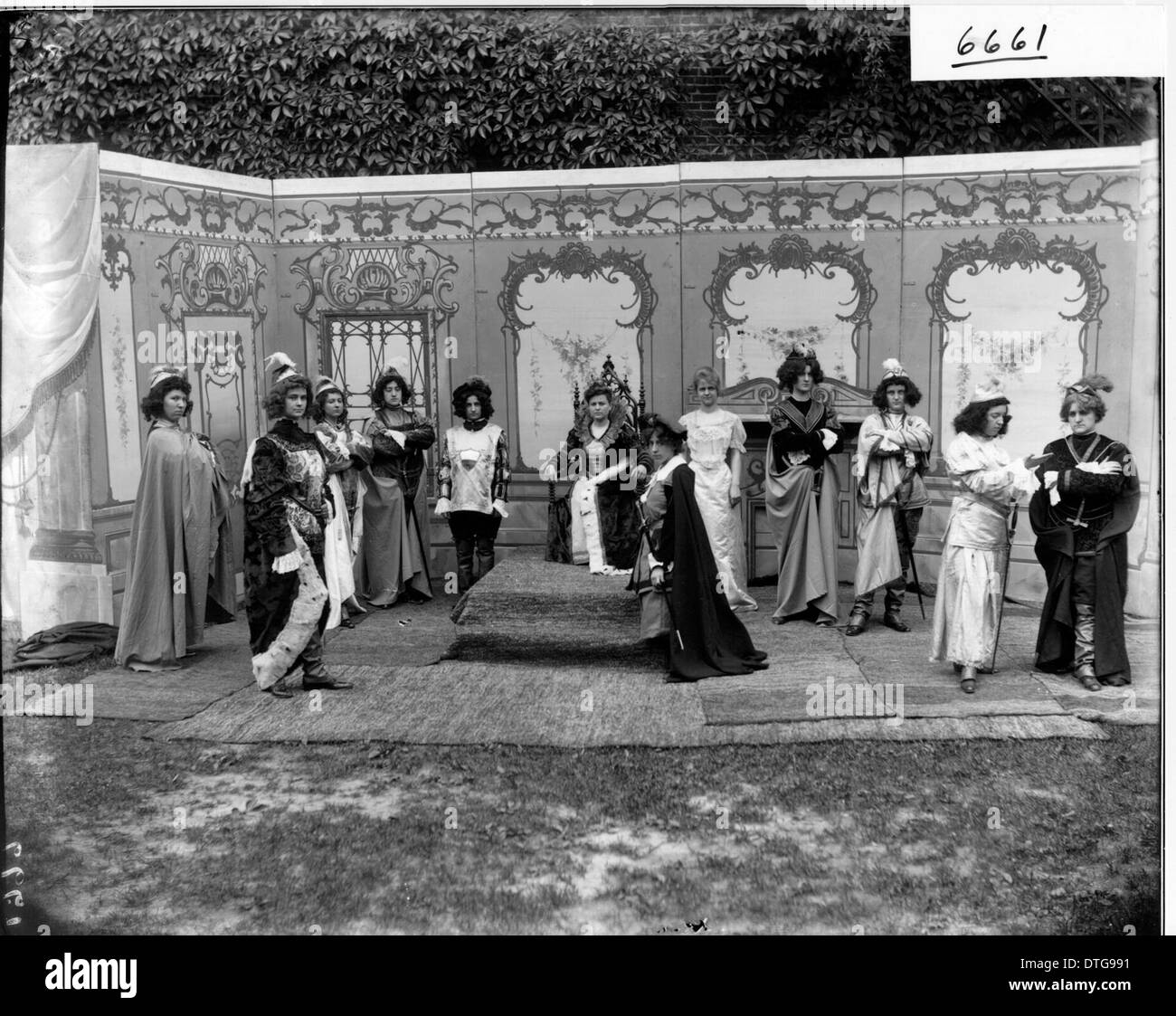 Vintage oxford college scene hi-res stock photography and images - Alamy