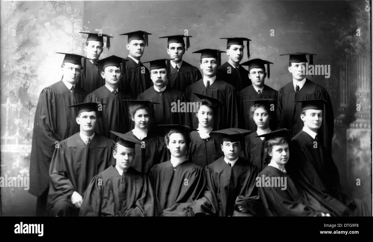 A historic group portrait of the Miami University class of 1905 ...