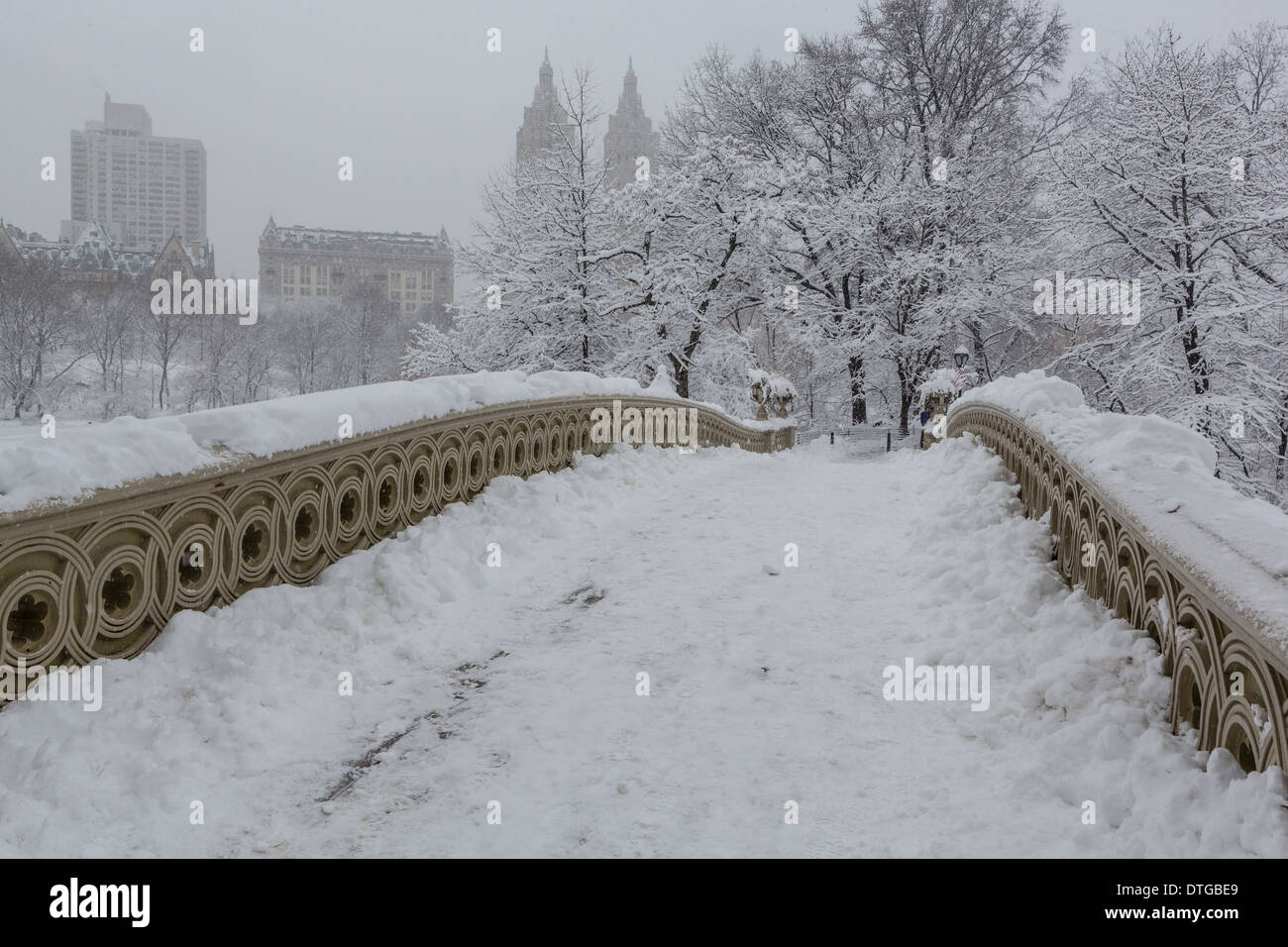 Central park snow and seasons hi-res stock photography and images - Alamy