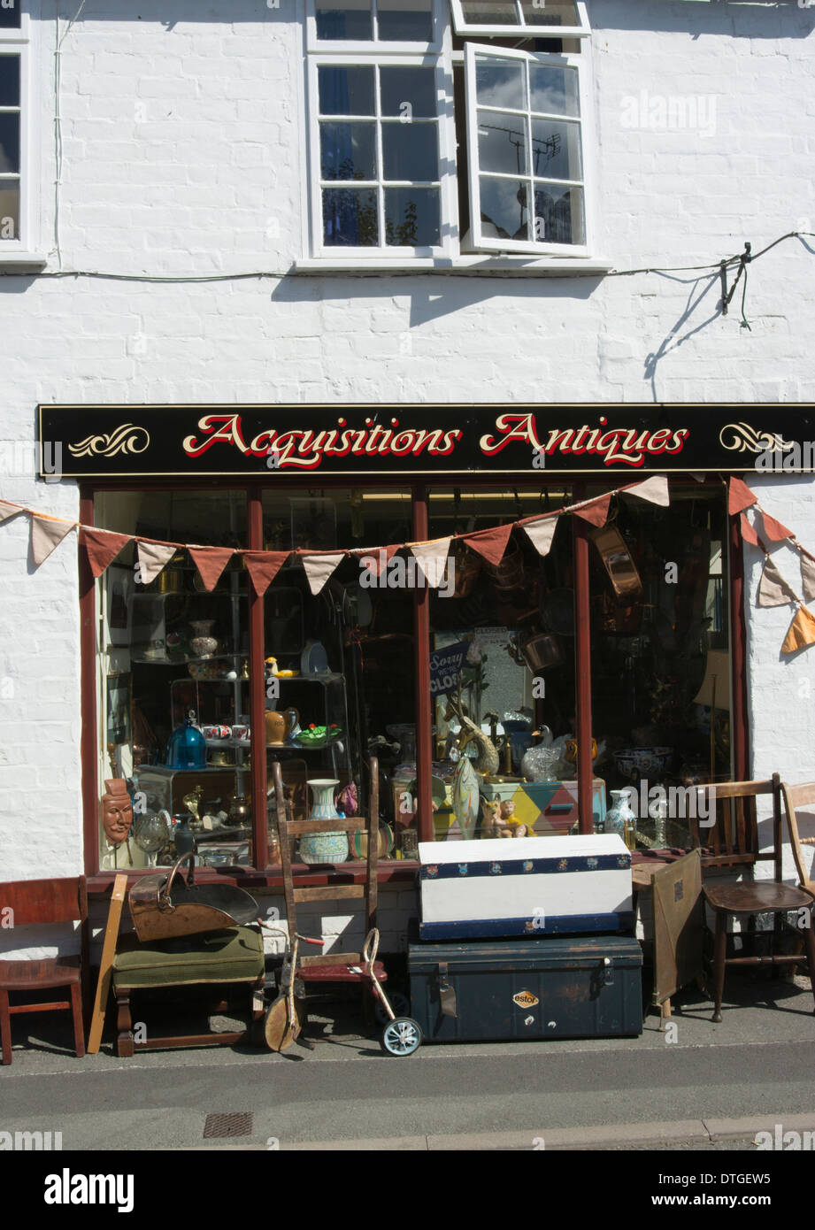 Shops and restaurants in Tewkesbury Stock Photo - Alamy