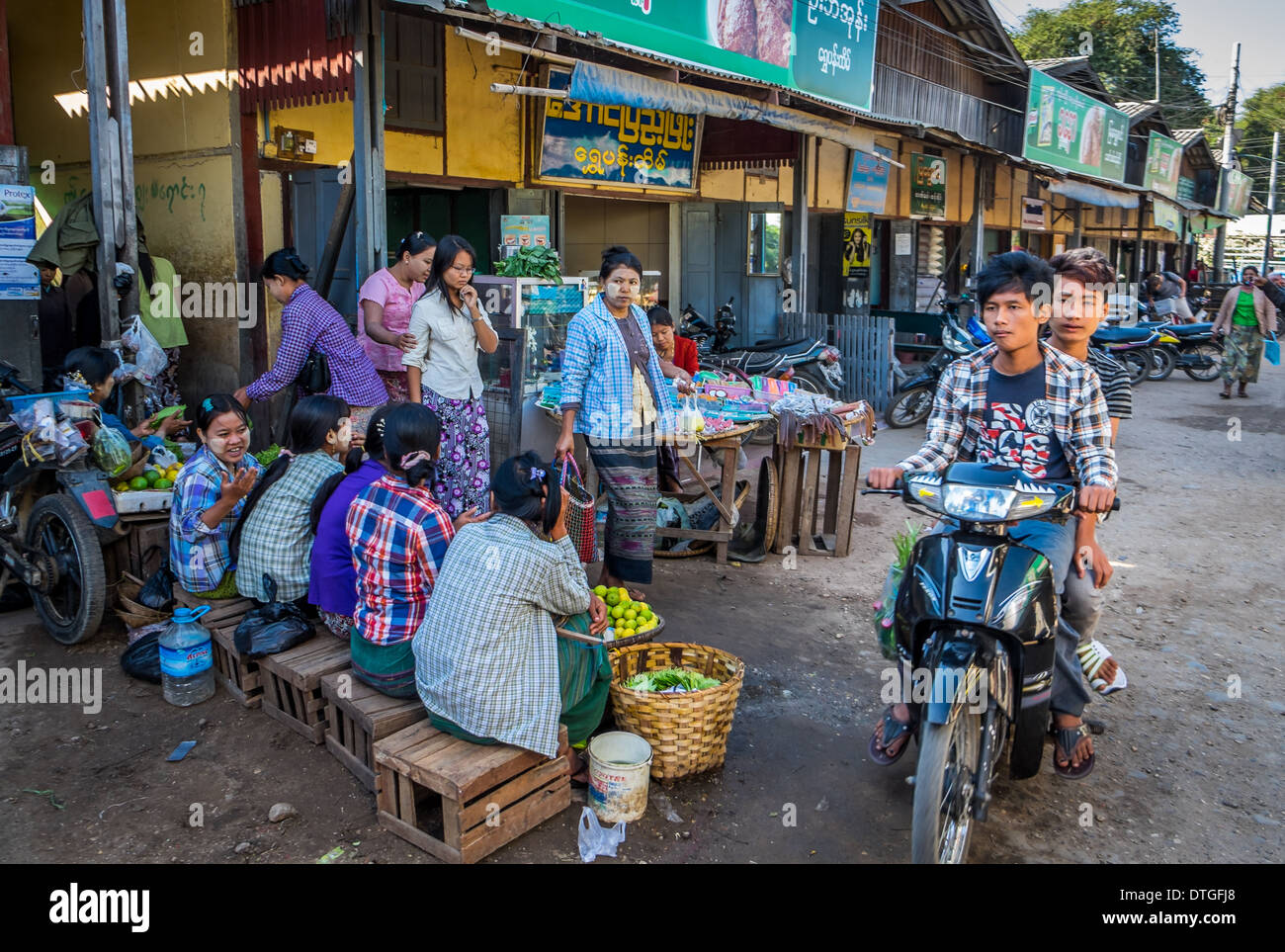 Bagan people hi-res stock photography and images - Alamy
