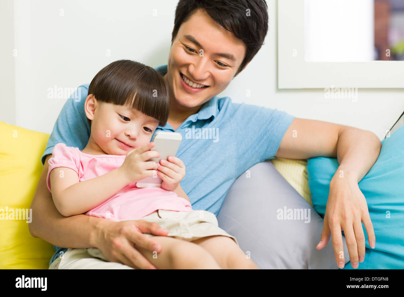 Happy father and daughter with smart phone Stock Photo - Alamy