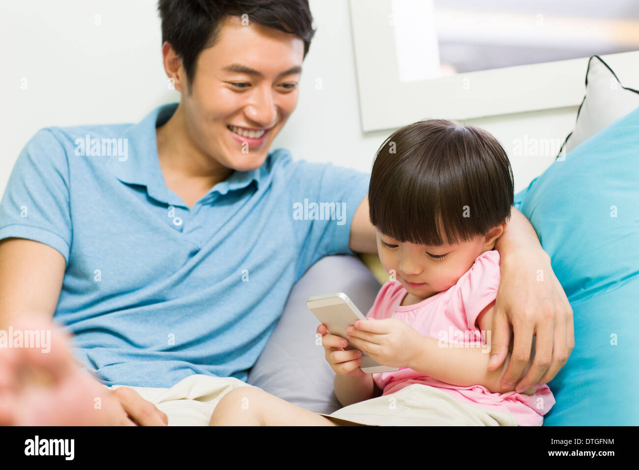 Happy father and daughter with smart phone Stock Photo - Alamy