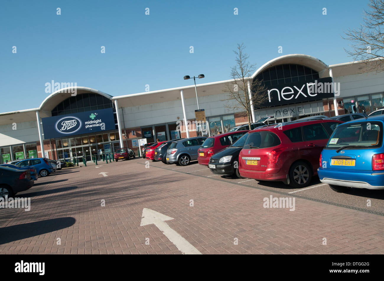 Car parking next to shops hi-res stock photography and images - Alamy