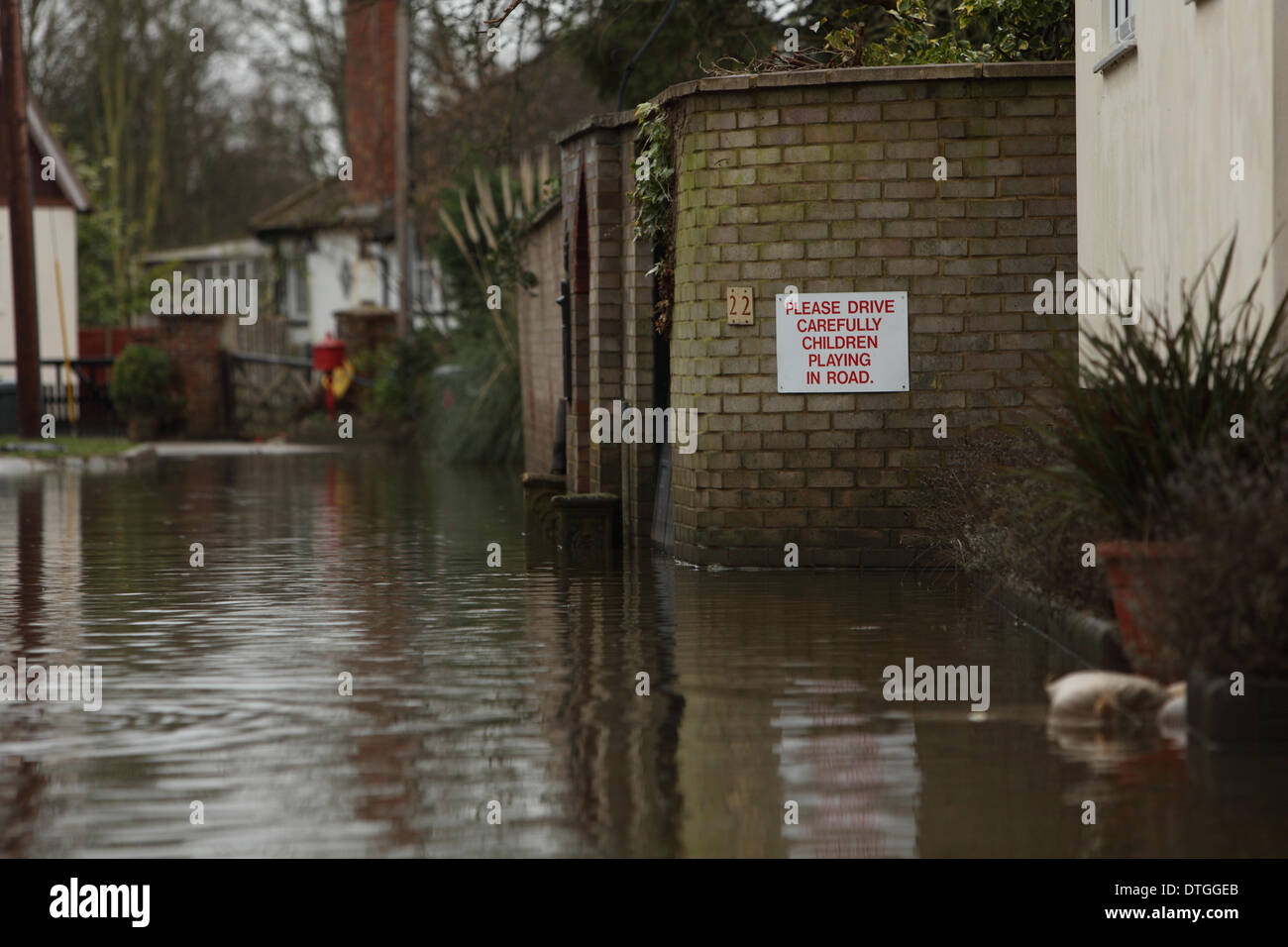 Ham Island, Thames Valley, UK. Flood waters submerge the road with a ...