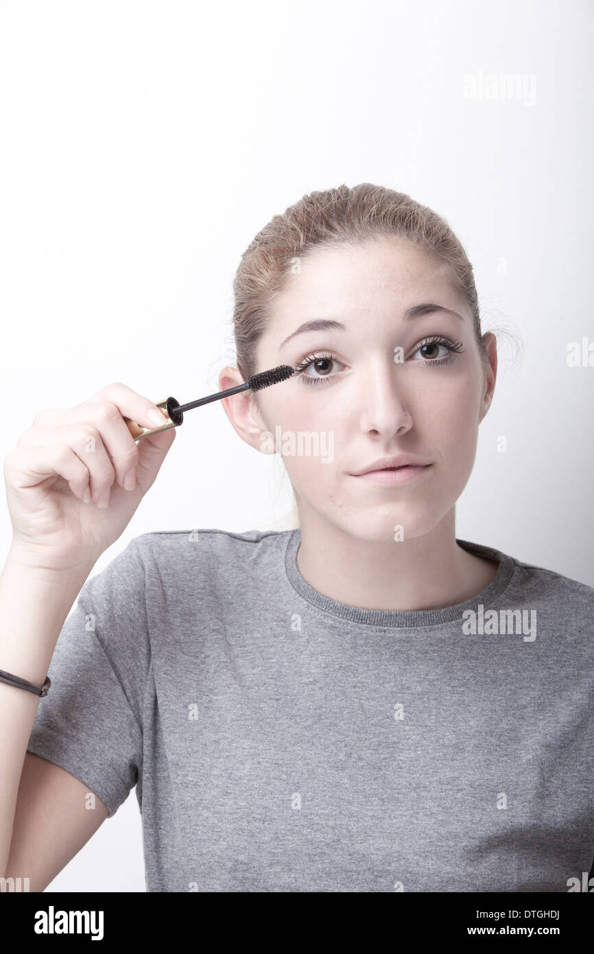 teenage girl applying mascara Stock Photo - Alamy