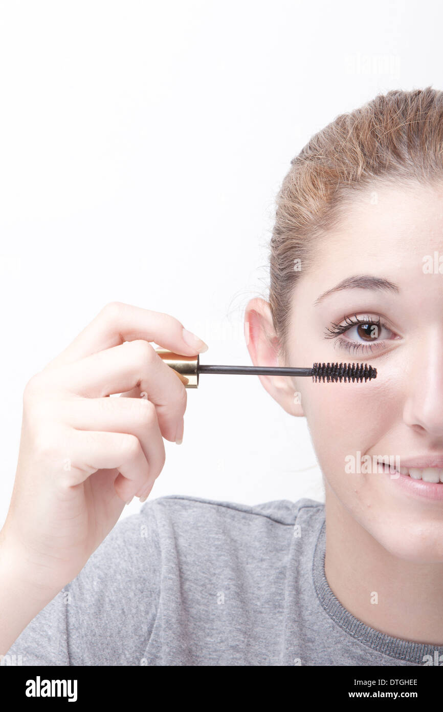 teenage girl applying mascara Stock Photo - Alamy