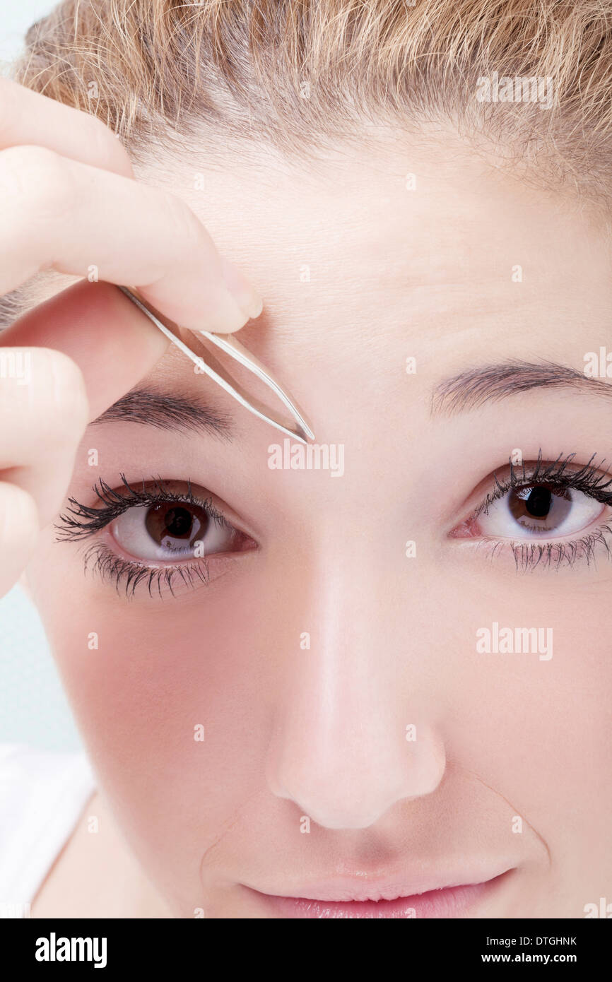 teenage girl shaving eyebrows Stock Photo - Alamy