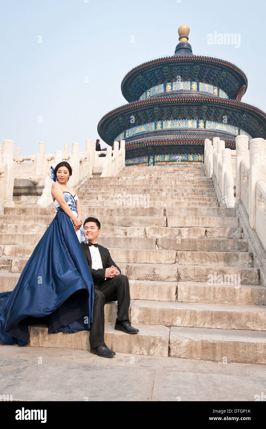 wedding photo session in front of Hall of Prayer for Good Harvests in ...
