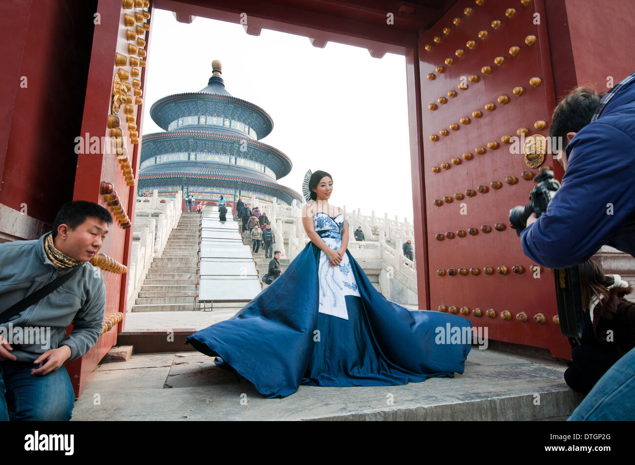 wedding photo session in front of Hall of Prayer for Good Harvests in ...