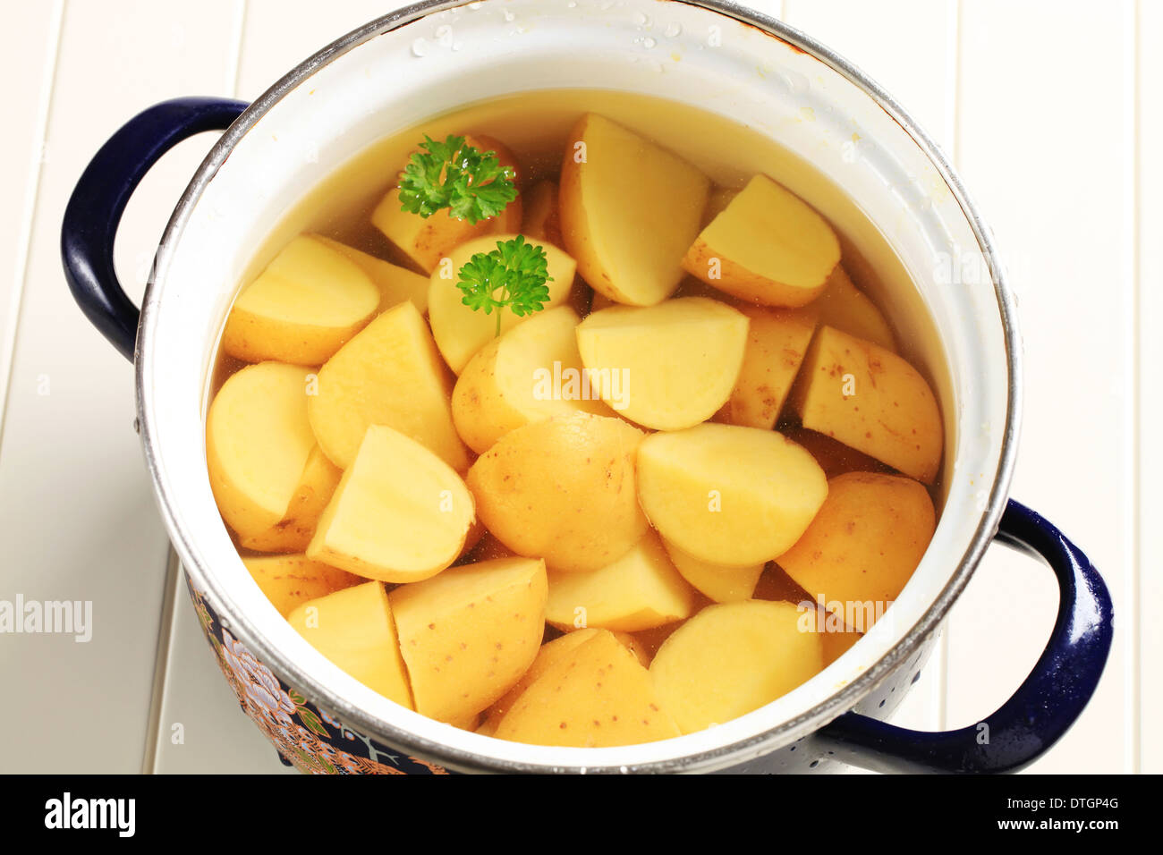 Potatoes ready to be cooked in a pot Stock Photo - Alamy