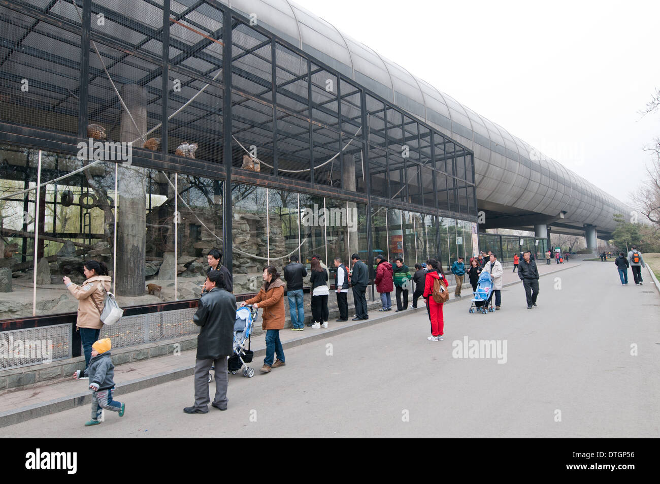 Zoo cages hi-res stock photography and images - Alamy