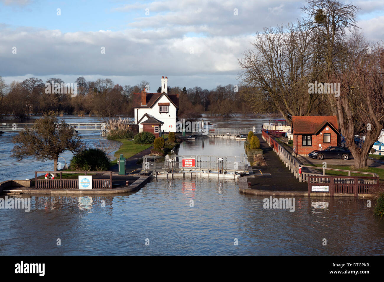 Goring on Thames lock gates flooded, lock keepers cottage stranded in ...