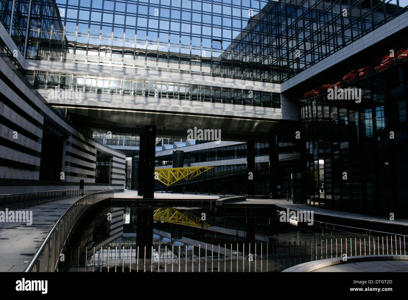 Office building courtyard hi-res stock photography and images - Alamy