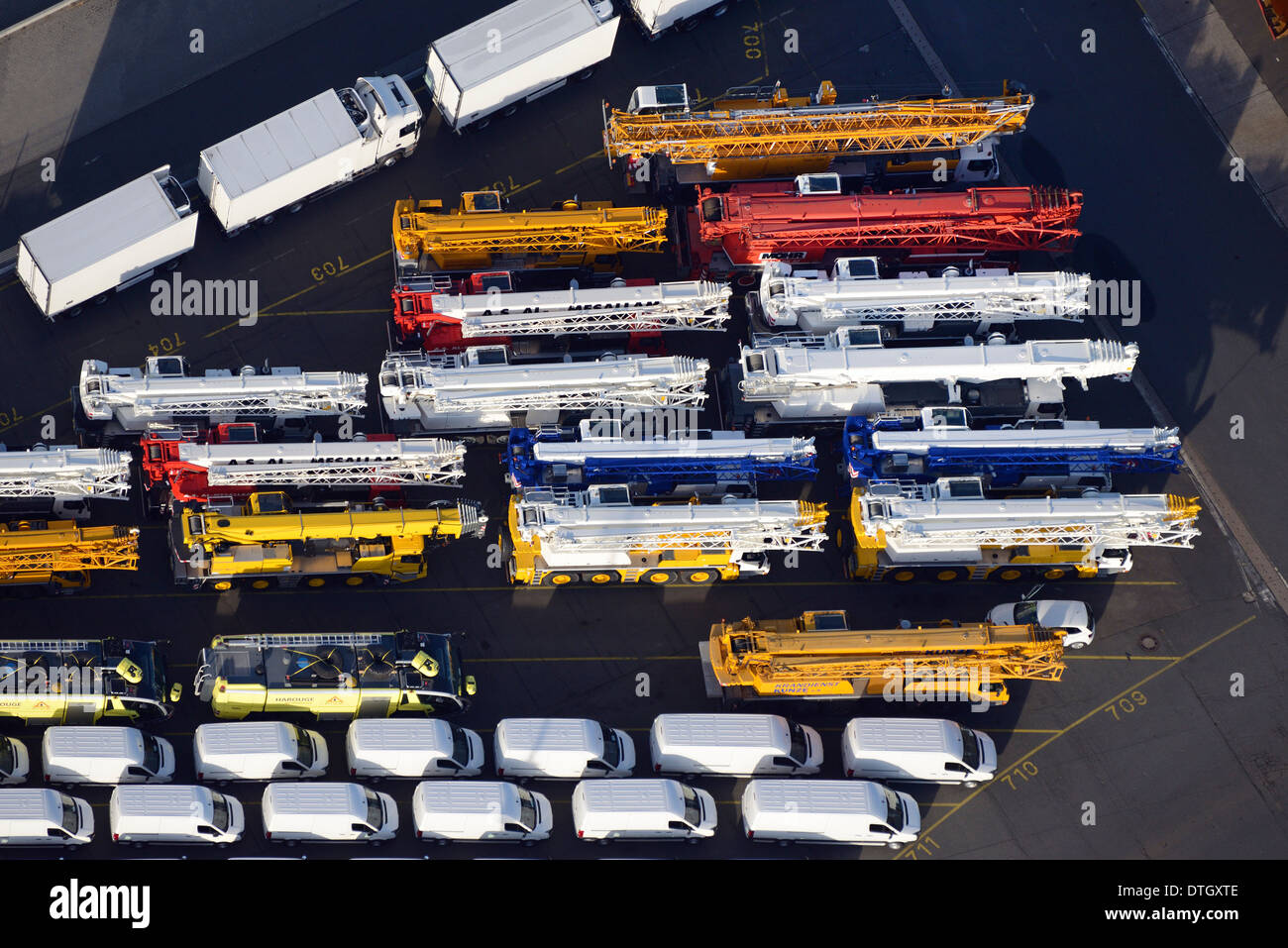 Heavy goods vehicle side view hi-res stock photography and images - Alamy