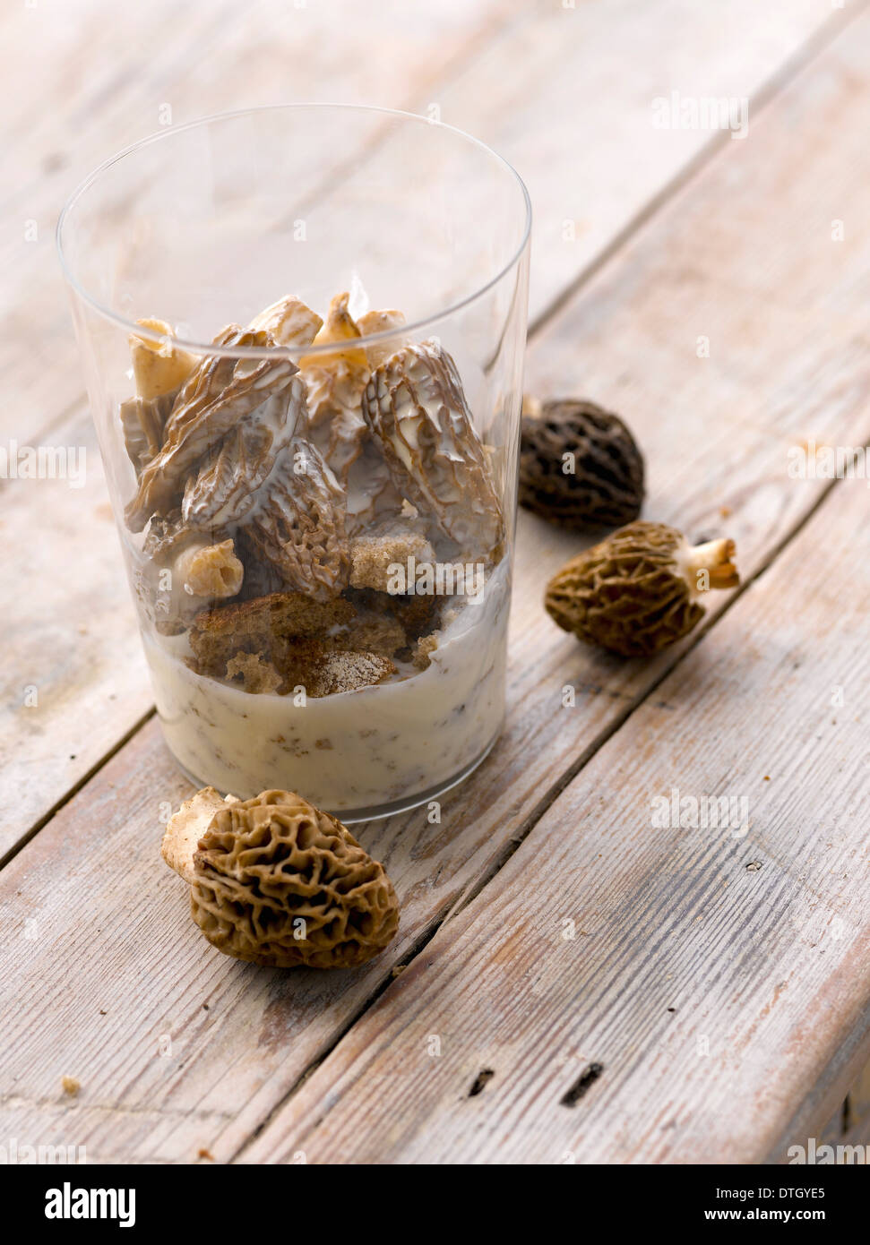 Morels in wine sauce hi-res stock photography and images - Alamy